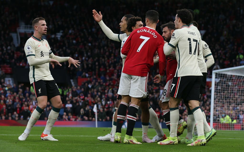 Kình địch từ Anh sang Ả Rập, Ronaldo khẩu chiến với cựu thủ quân Liverpool