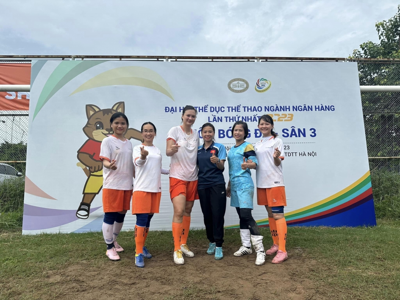 Chiều cao ấn tượng, ngọc nữ bóng chuyền Kim Huệ trổ tài đá phủi