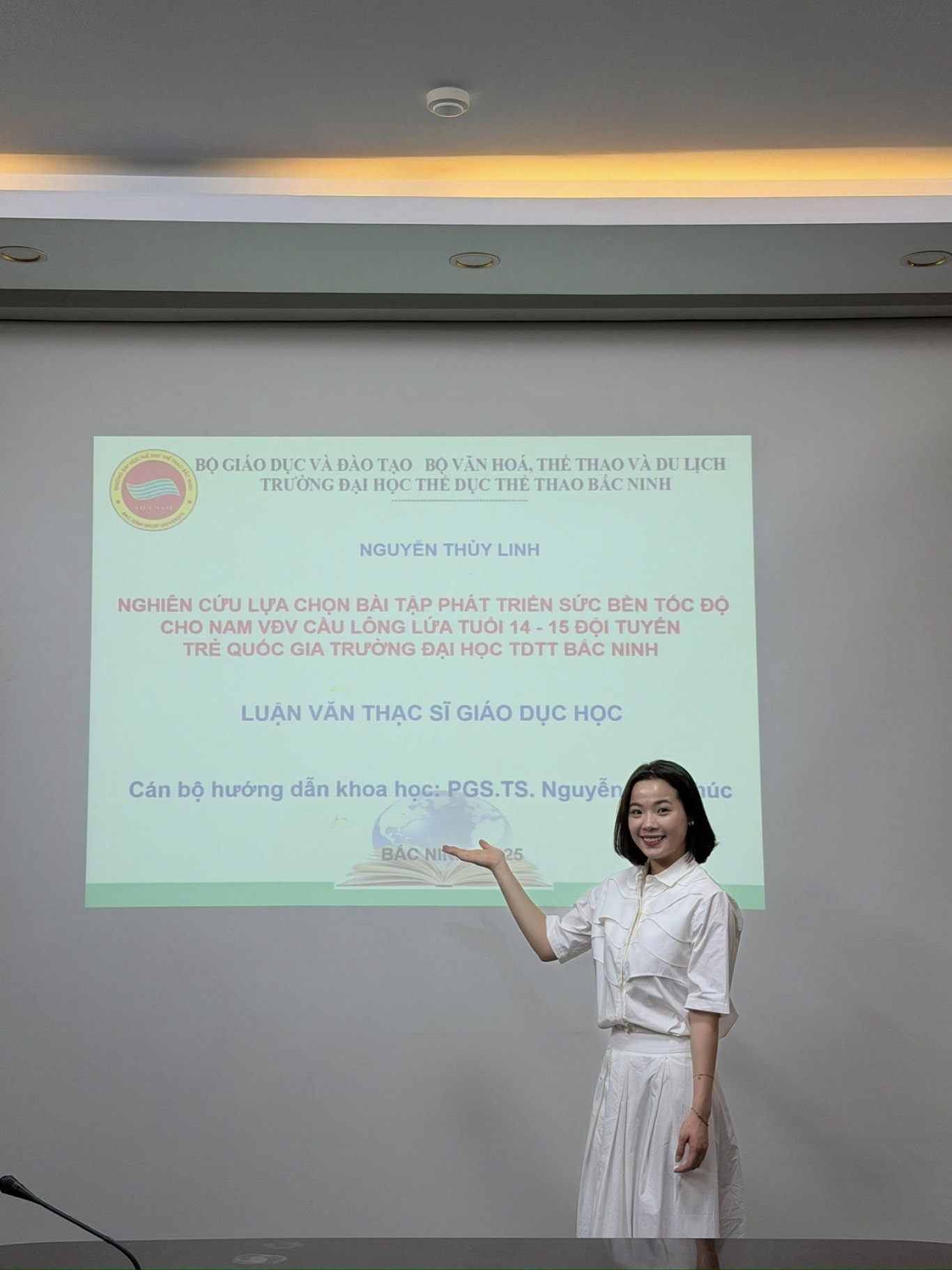 'Hoa khôi cầu lông' Nguyễn Thùy Linh trở thành tân Thạc sĩ, nhận mưa lời khen từ NHM