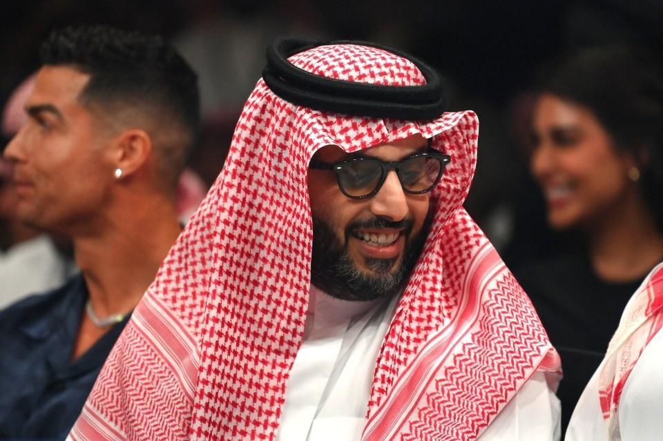 Được UAE hậu thuẫn, Eric Cantona trên đường thâu tóm MU