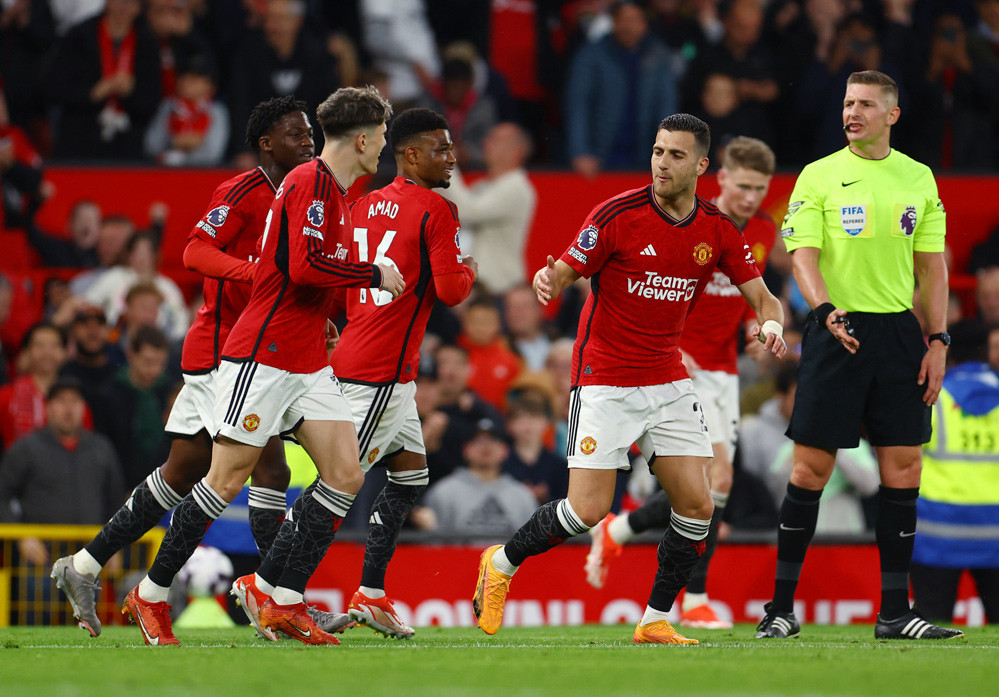 Điểm nhấn MU 3-2 Newcastle: Khi Ten Hag ‘đuổi’ các tiền vệ lên làm tiền đạo
