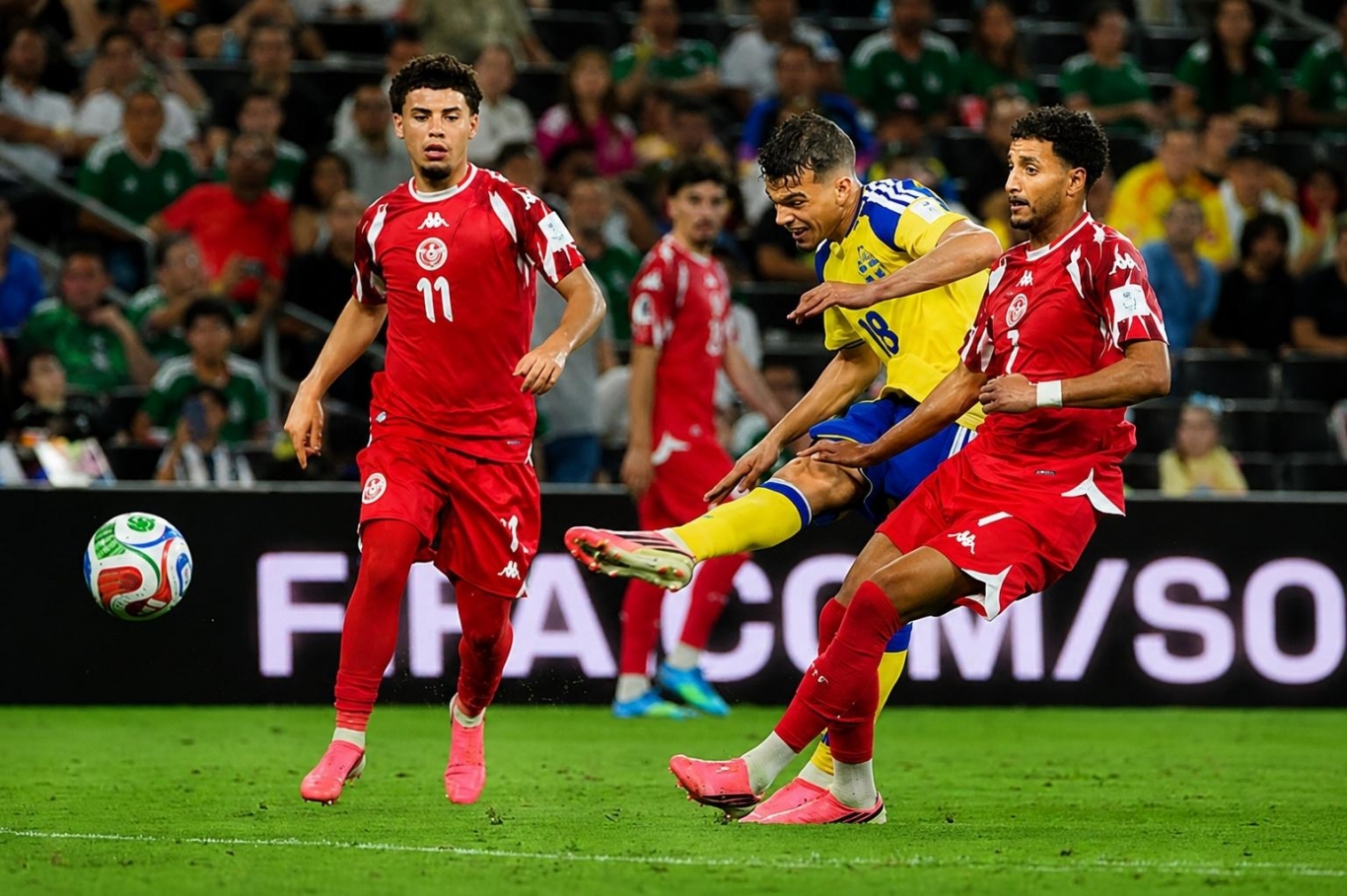 Tiền vệ trẻ gây sốt World Cup bằng cú đúp sút xa mãn nhãn