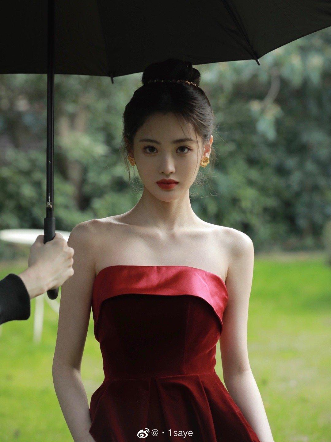 CDM Trung Quốc suýt xoa trước nhan sắc cực phẩm của bạn gái RNG Ming