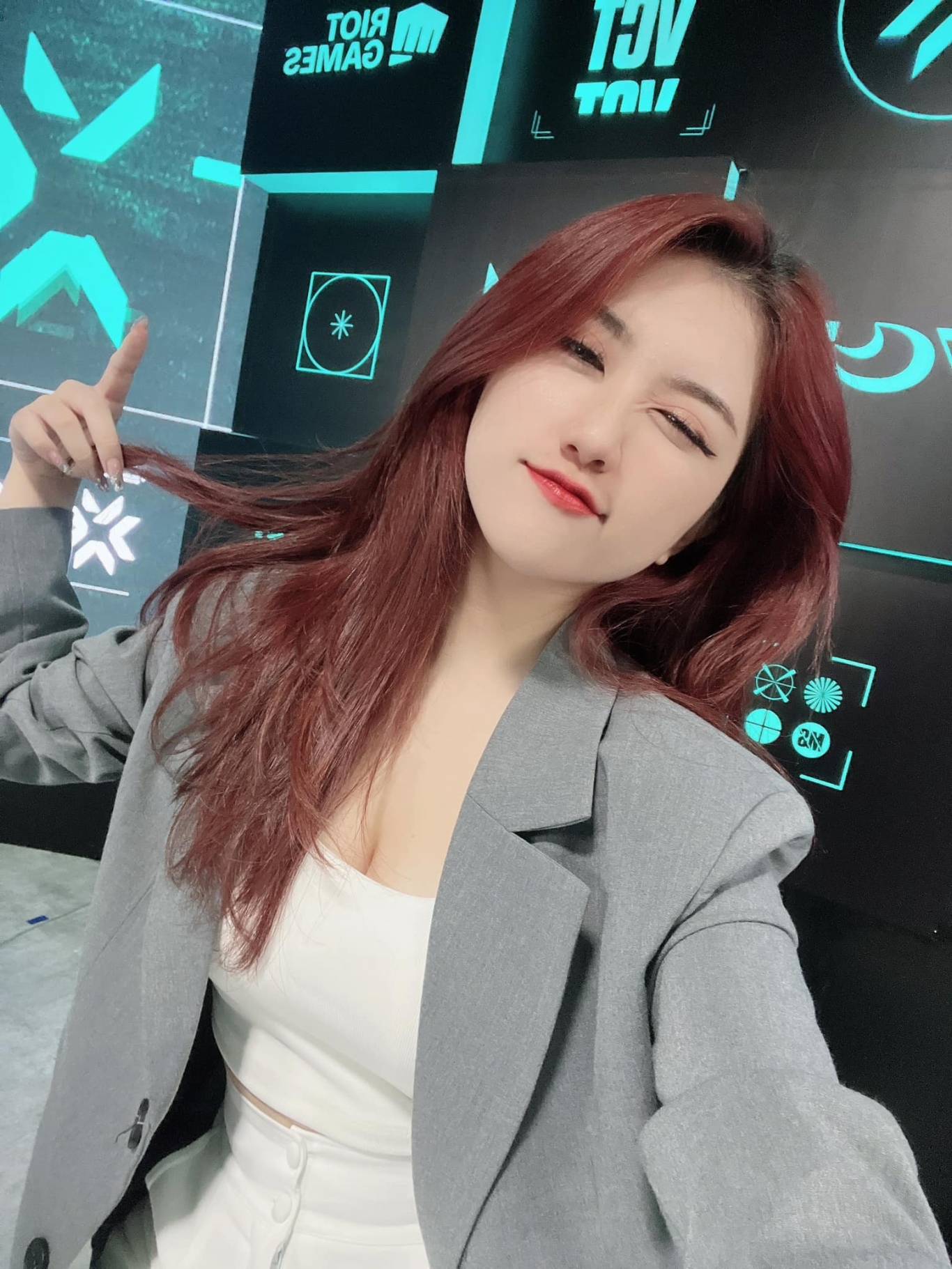 MC Linh Nắng tung bộ ảnh '100 điểm', CDM thi nhau giành lời khen