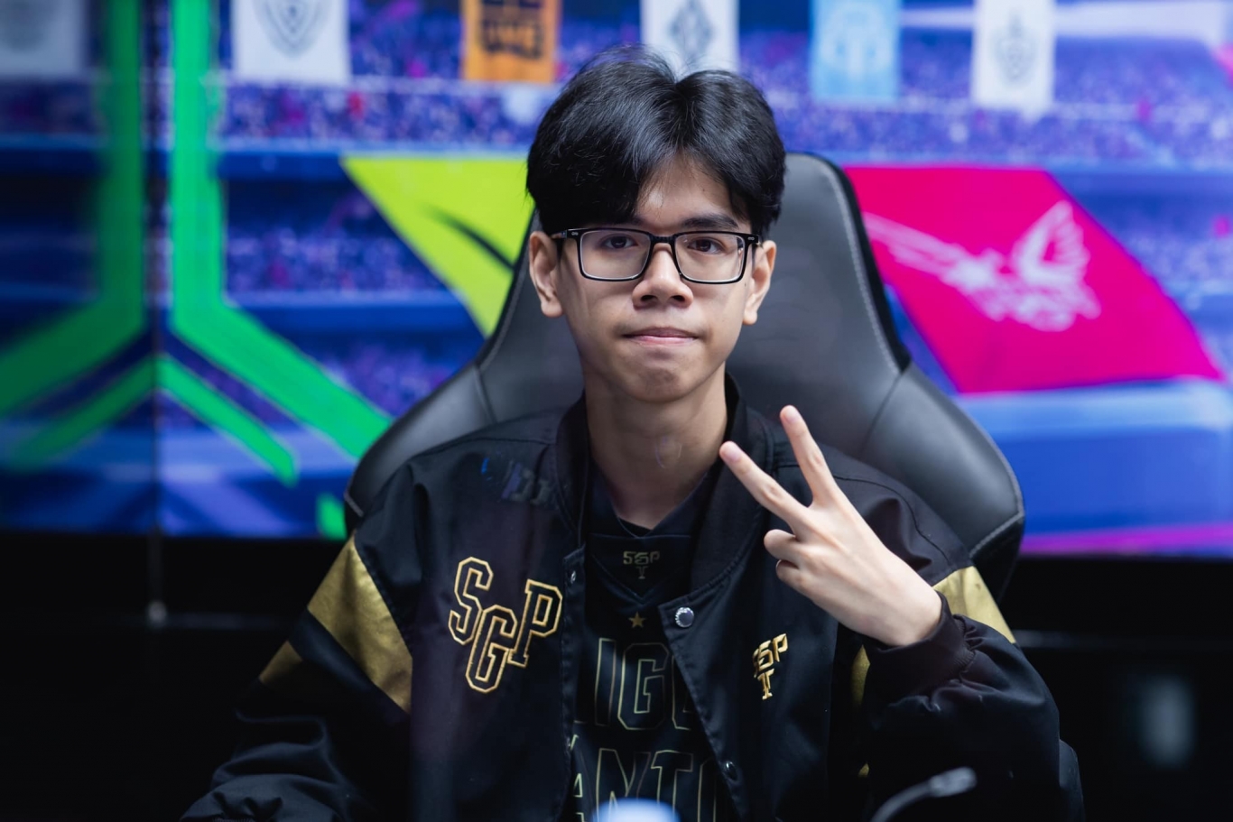 Saigon Phantom AOV: Tiểu sử, thành tích, đội hình