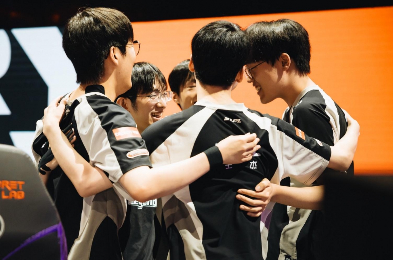 MSI 2025: AL đè bẹp BLG 3-0, gặp T1 tại chung kết nhánh thua