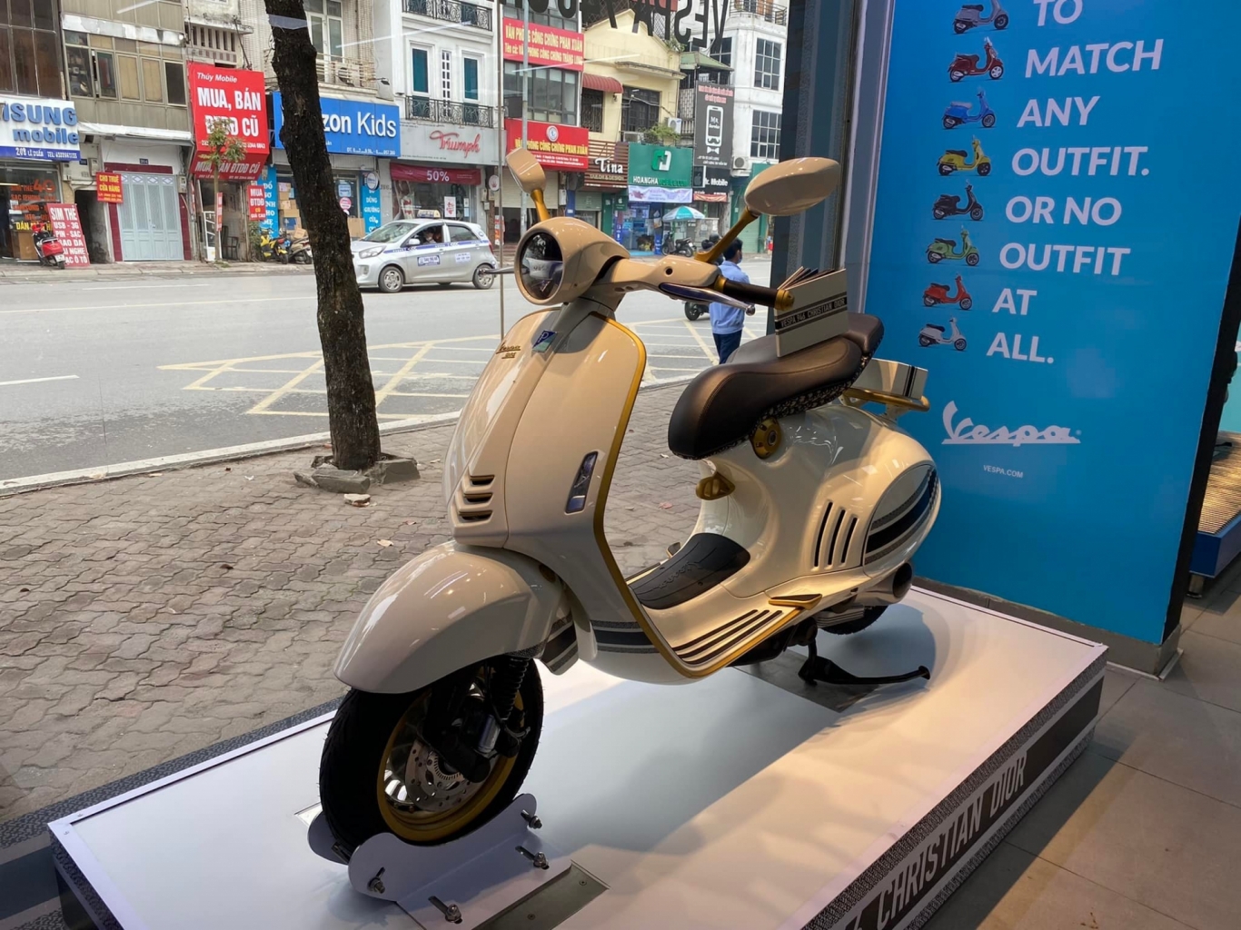 Diện kiến ‘siêu phẩm’ Vespa 946 Christian Dior, giá gần 700 triệu đồng