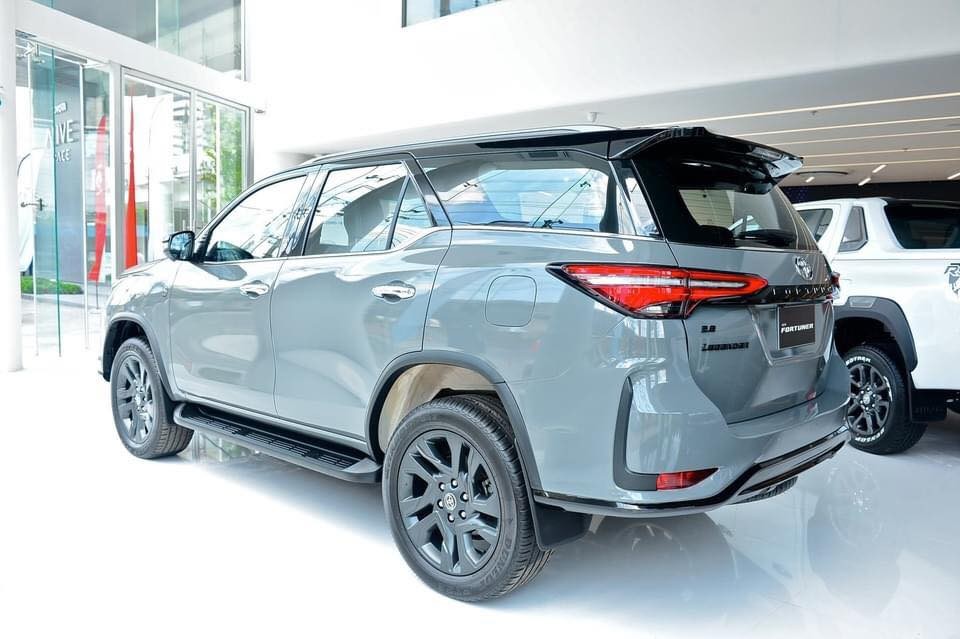 Cận cảnh Toyota Fortuner phiên bản kỷ niệm 60 năm với màu siêu hiếm