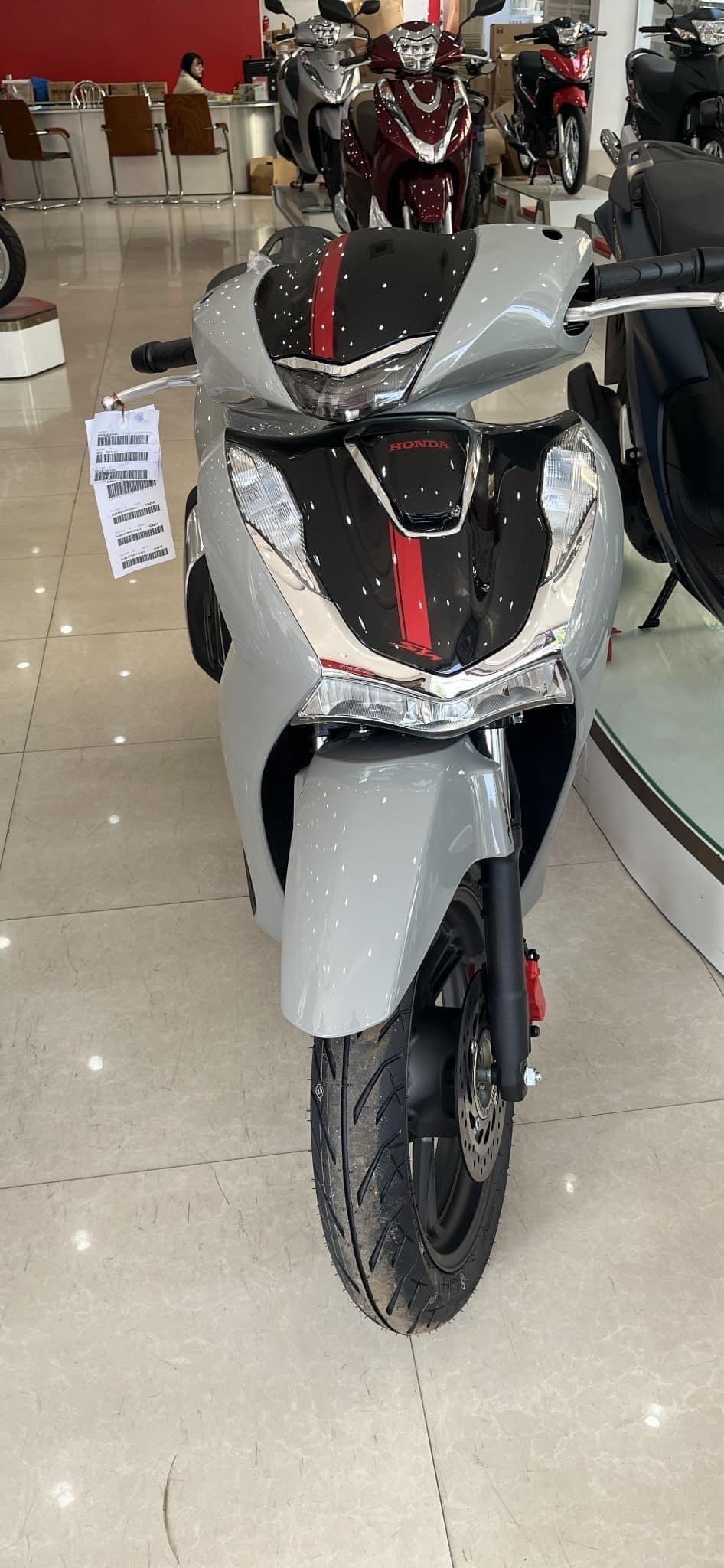 Ảnh thực tế Honda SH 160 vừa ra mắt tại đại lý, đội giá tới 30 triệu đồng