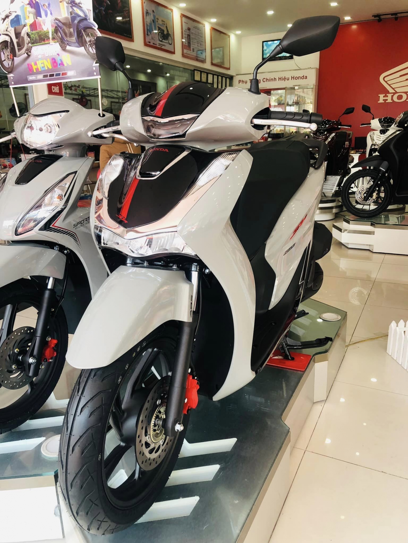 Ảnh thực tế Honda SH 160 vừa ra mắt tại đại lý, đội giá tới 30 triệu đồng