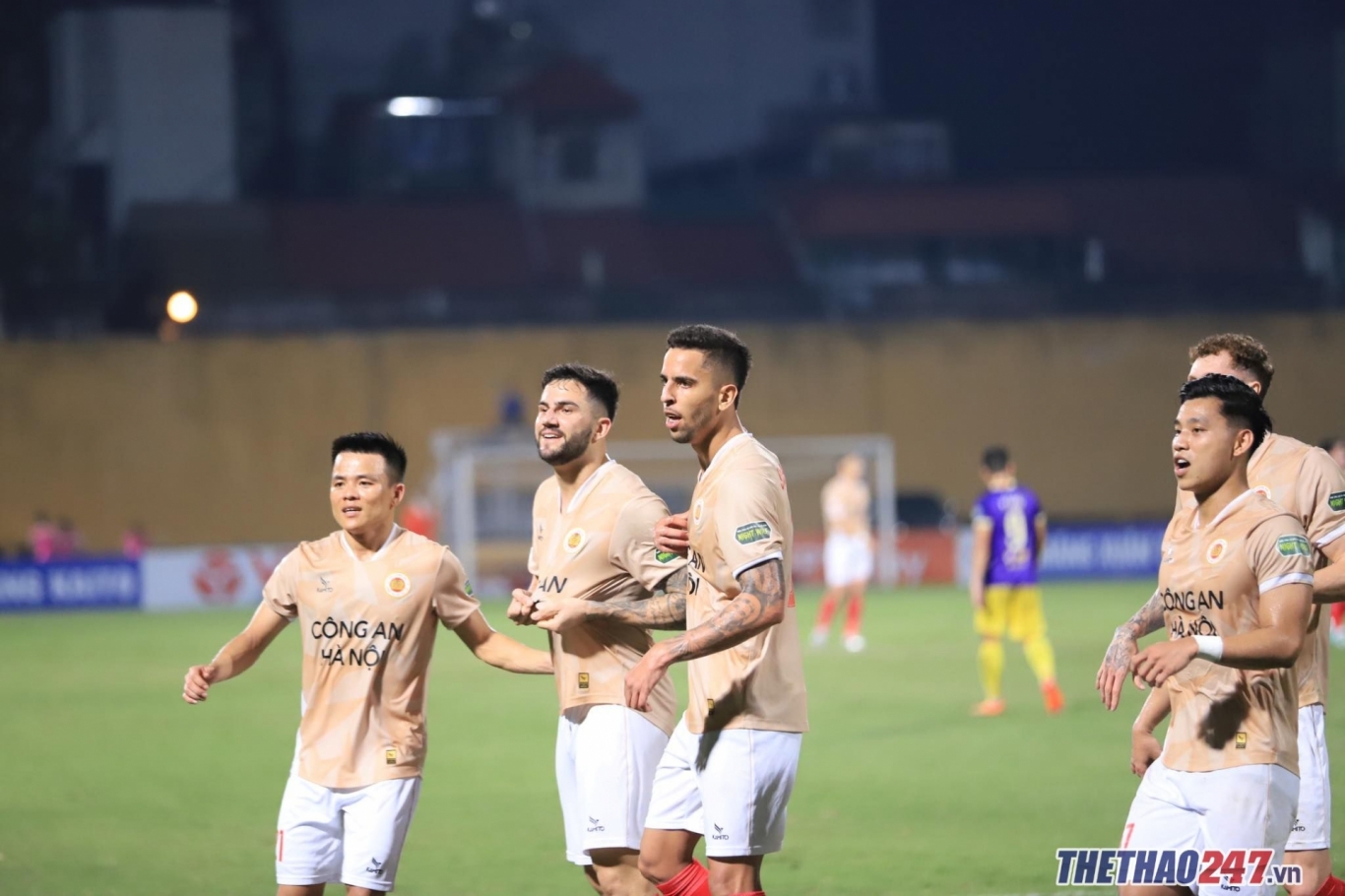 HLV CAHN tiết lộ cầu thủ không được thưởng dù vô địch V-League