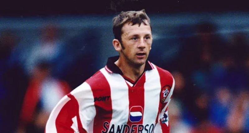 Cầu thủ nhận thẻ đỏ sau 2 giây bởi phàn nàn trọng tài thổi còi to