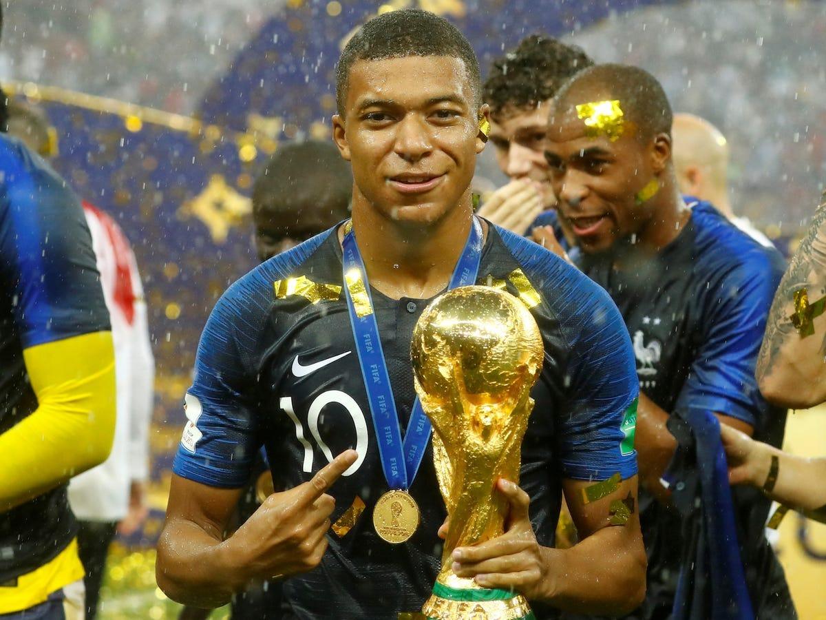 Kylian Mbappe vô địch World Cup, tạo cột mốc vàng son