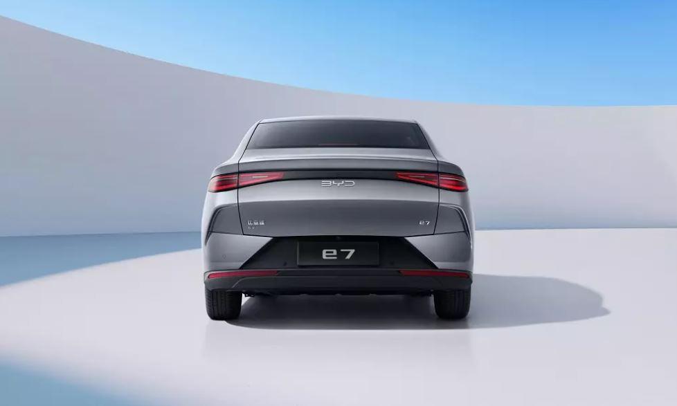 BYD trình làng e7: Sedan điện rộng rãi, giá quy đổi chỉ hơn 360 triệu, pin “trâu” 520 km