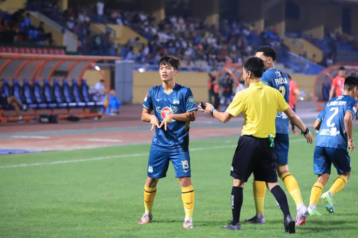 Sao U23 Việt Nam tỏa sáng, HAGL nhấn chìm Viettel ở Hàng Đẫy