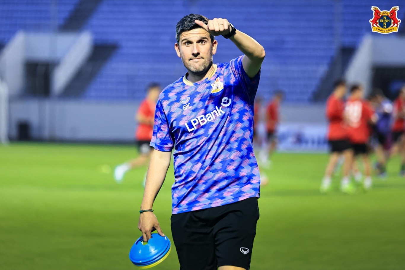 HLV Tây Ban Nha có hành động bất ngờ với U23 Việt Nam