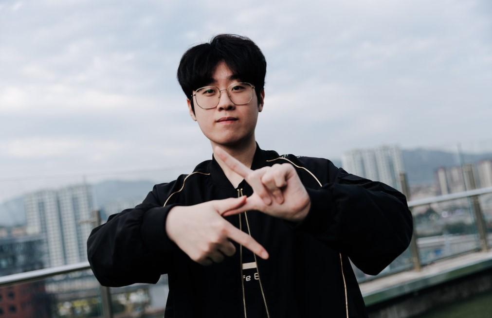 Một ‘đại gia’ LPL đang cố gắng chiêu mộ Zeus nhằm lật đổ T1 ở mùa giải sau