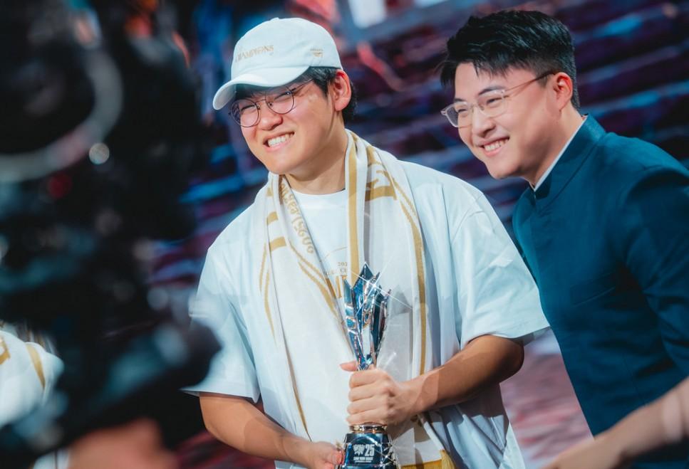 HLV Tabe bất ngờ đánh tiếng muốn Uzi gia nhập AL