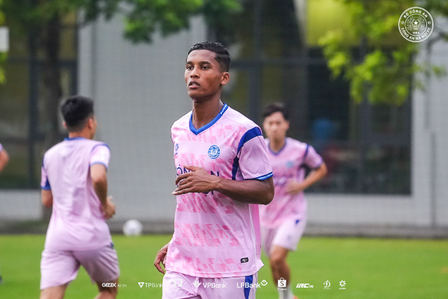 Thêm 1 cầu thủ Việt kiều cập bến CAHN