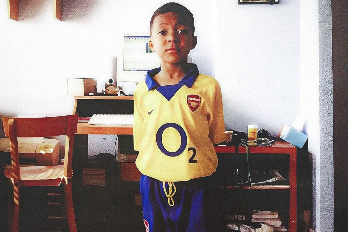 Siêu sao số 1 Real Madrid bị đào lại bức ảnh khoác áo Arsenal