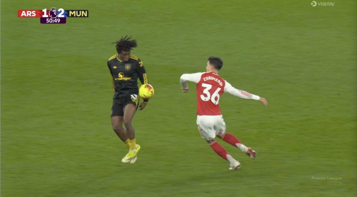 VAR lên tiếng về bàn thắng gây tranh cãi của MU trước Arsenal