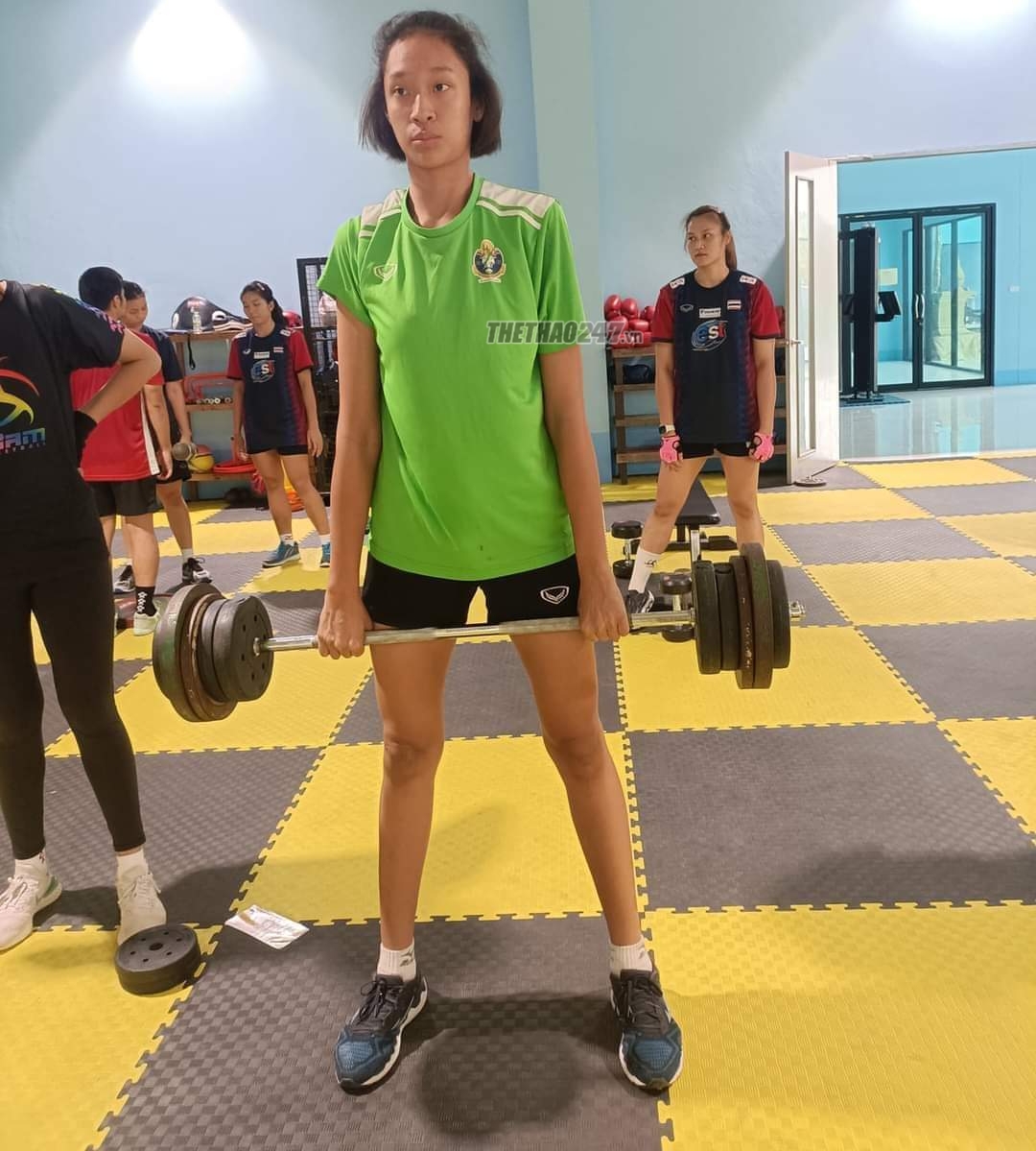 Bóng chuyền nữ Thái Lan lại có nhân tài: Khổng lồ nhí 14 tuổi cao 1m88