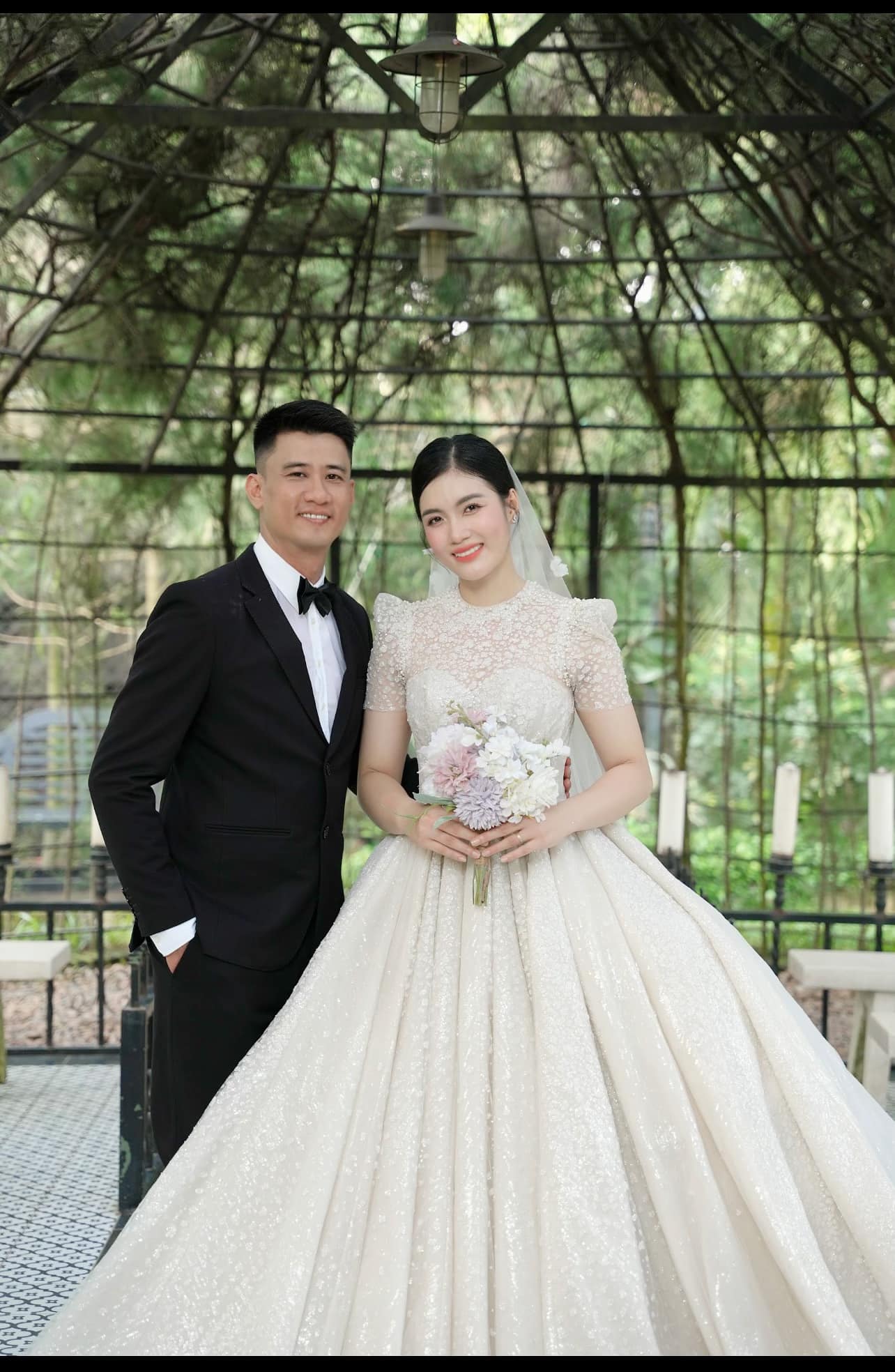 Hoa khôi bóng chuyền Mộng Kha lên xe hoa với huyền thoại bóng rổ Việt Nam