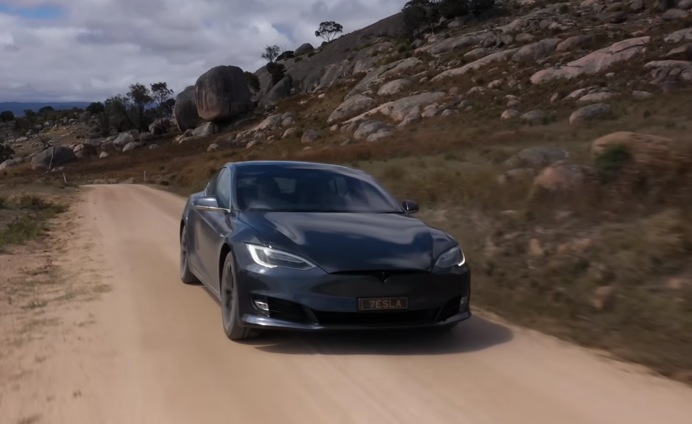 Tin được không? Xe điện Tesla Model S chạy gần 700.000 km mới phải thay pin