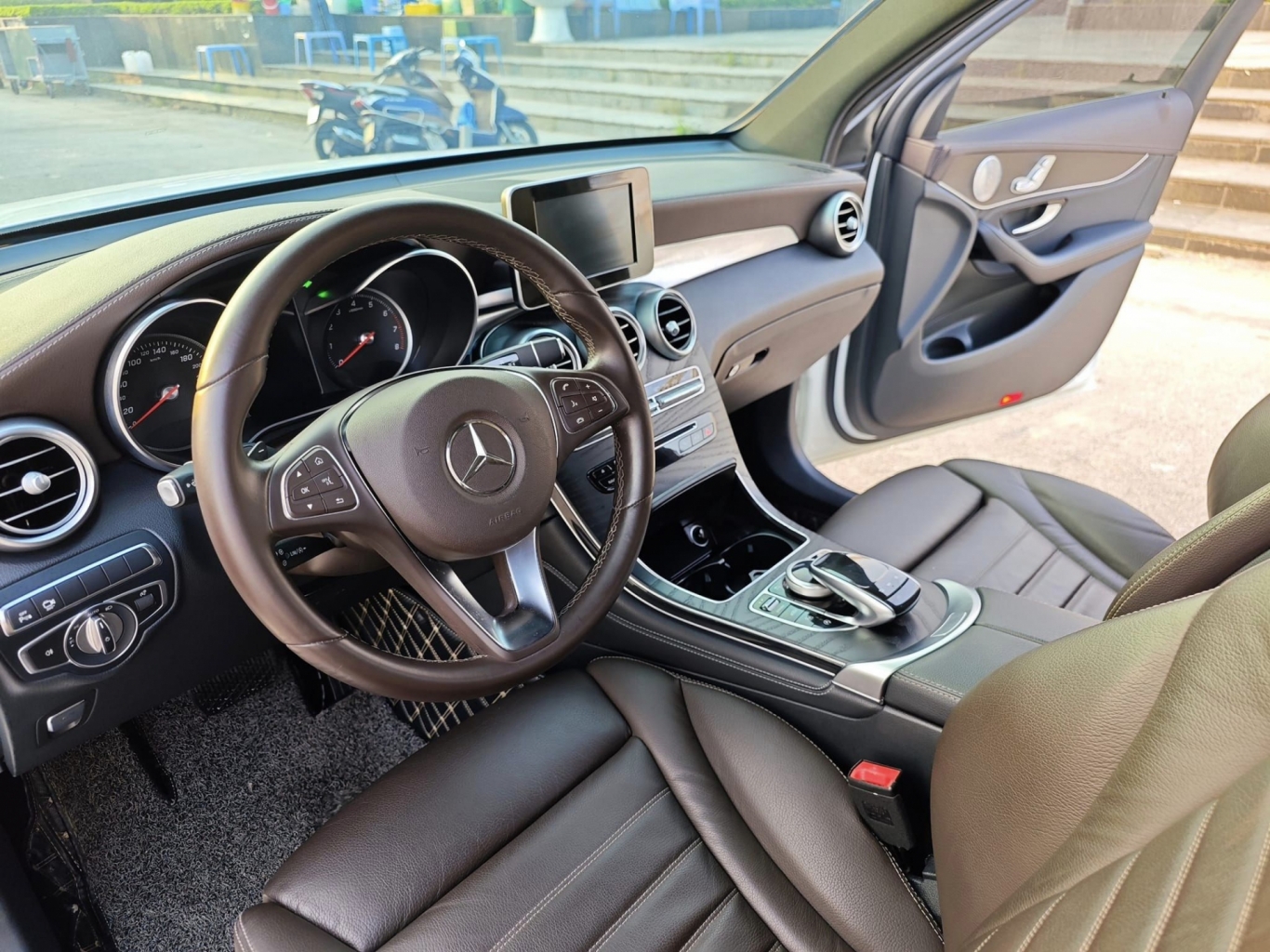 Sau 5 năm lăn bánh, Mercedes-Benz GLC 300 cũ được rao bán với giá chỉ ngang Honda CR-V 2024 ‘đập ...