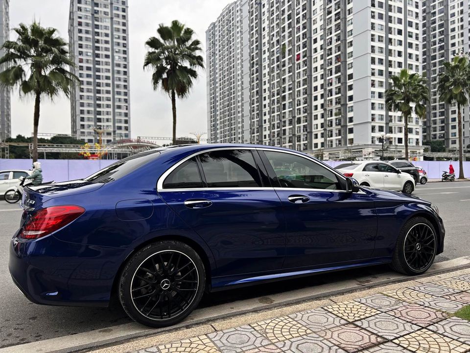 Sử dụng 6 năm, Mercedes AMG C300 lên sàn xe cũ với giá ngang một chiếc ...