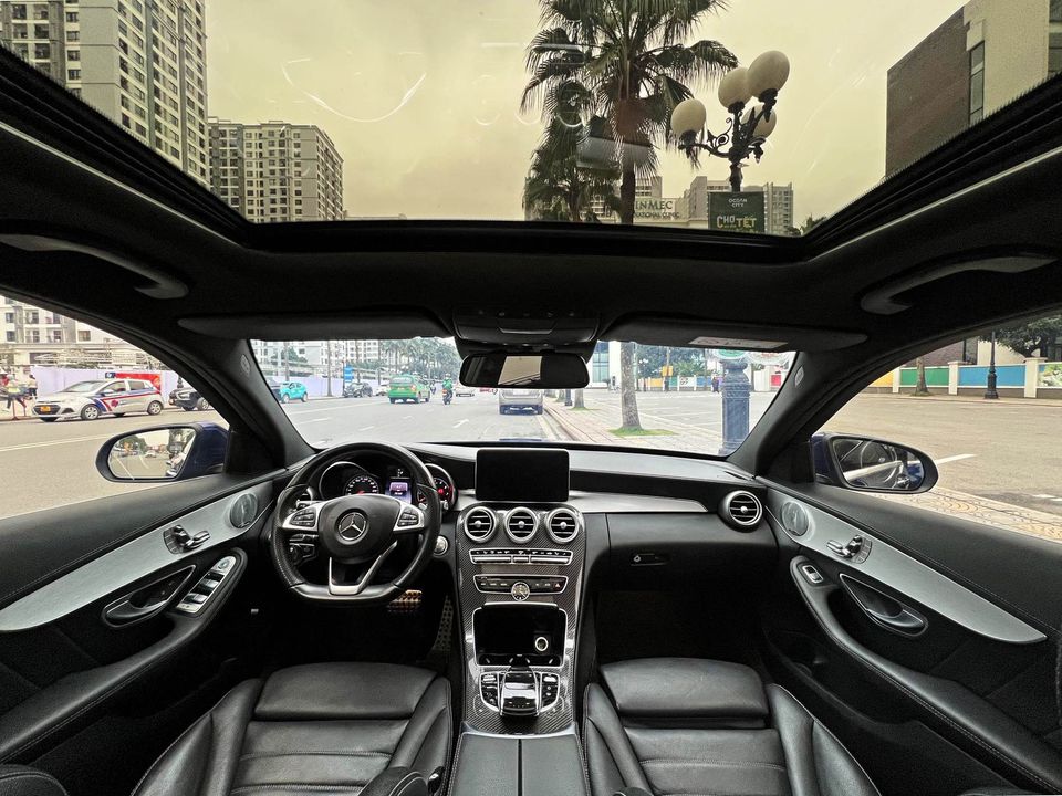 Sử dụng 6 năm, Mercedes AMG C300 lên sàn xe cũ với giá ngang một chiếc ...