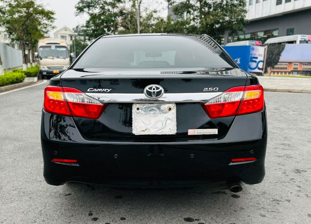 Toyota Camry 10 năm tuổi trượt giá ngang một chiếc Mazda CX-5