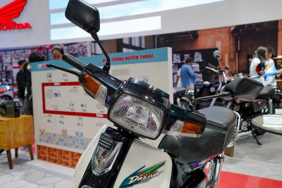 Ngắm nhìn chiếc Honda Super Dream đời 1997 mới chạy 14 km tại Việt Nam