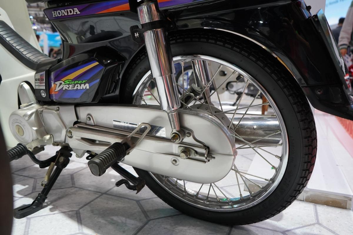 Ngắm nhìn chiếc Honda Super Dream đời 1997 mới chạy 14 km tại Việt Nam