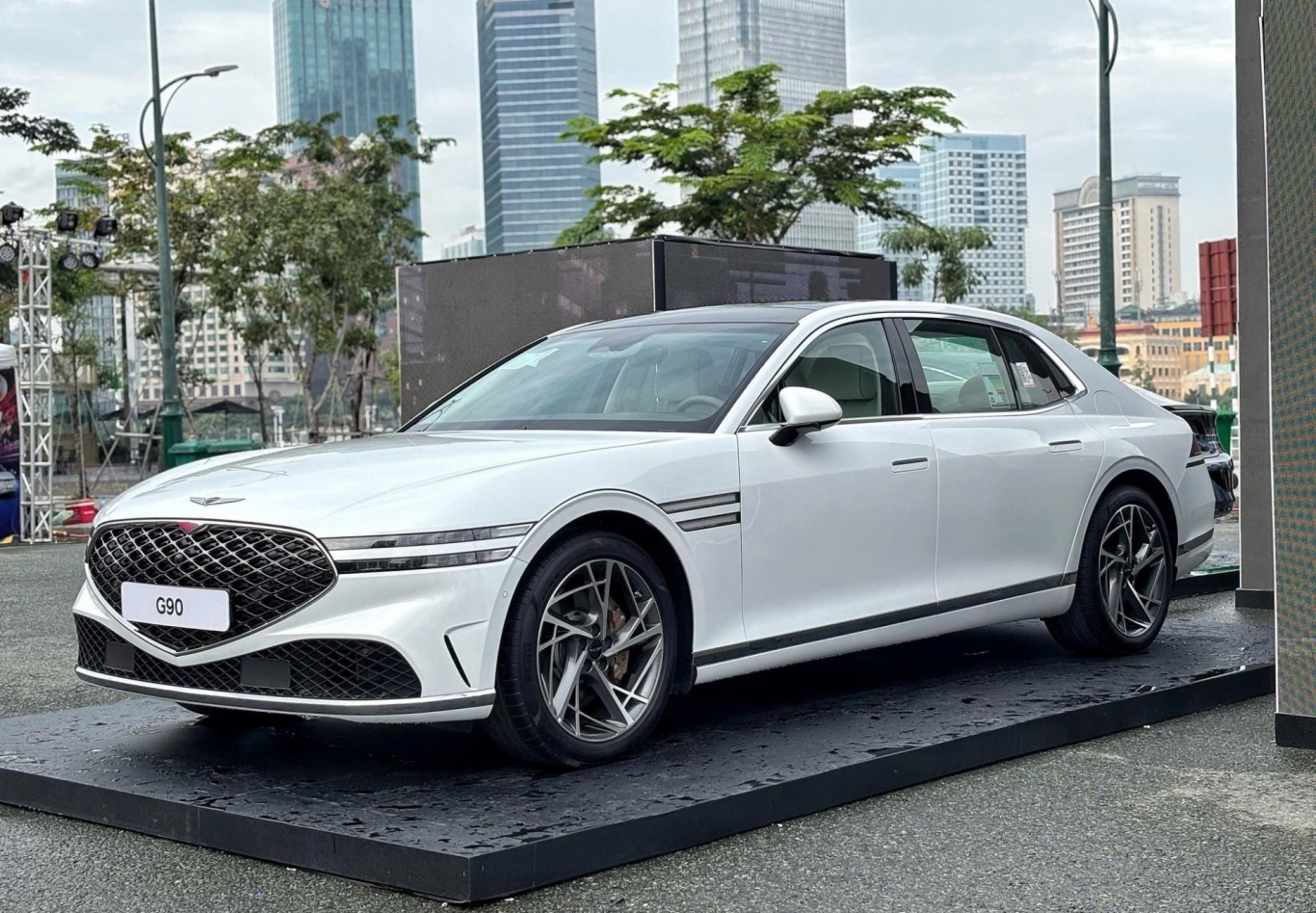 Cận cảnh xe sang Genesis G90 thế hệ mới vừa xuất hiện tại Việt Nam