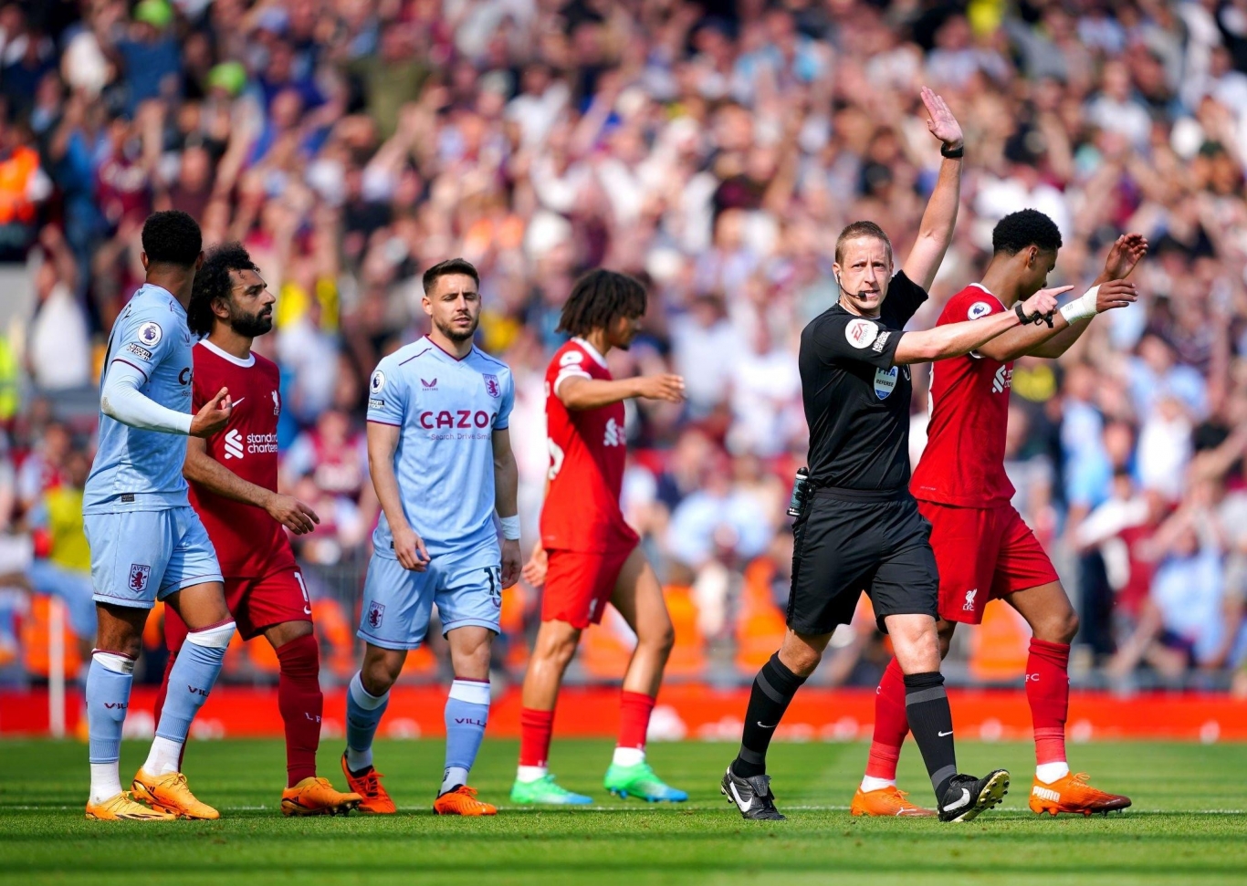 VAR phán quyết khó hiểu với pha xông phi khiến sao Liverpool đổ máu