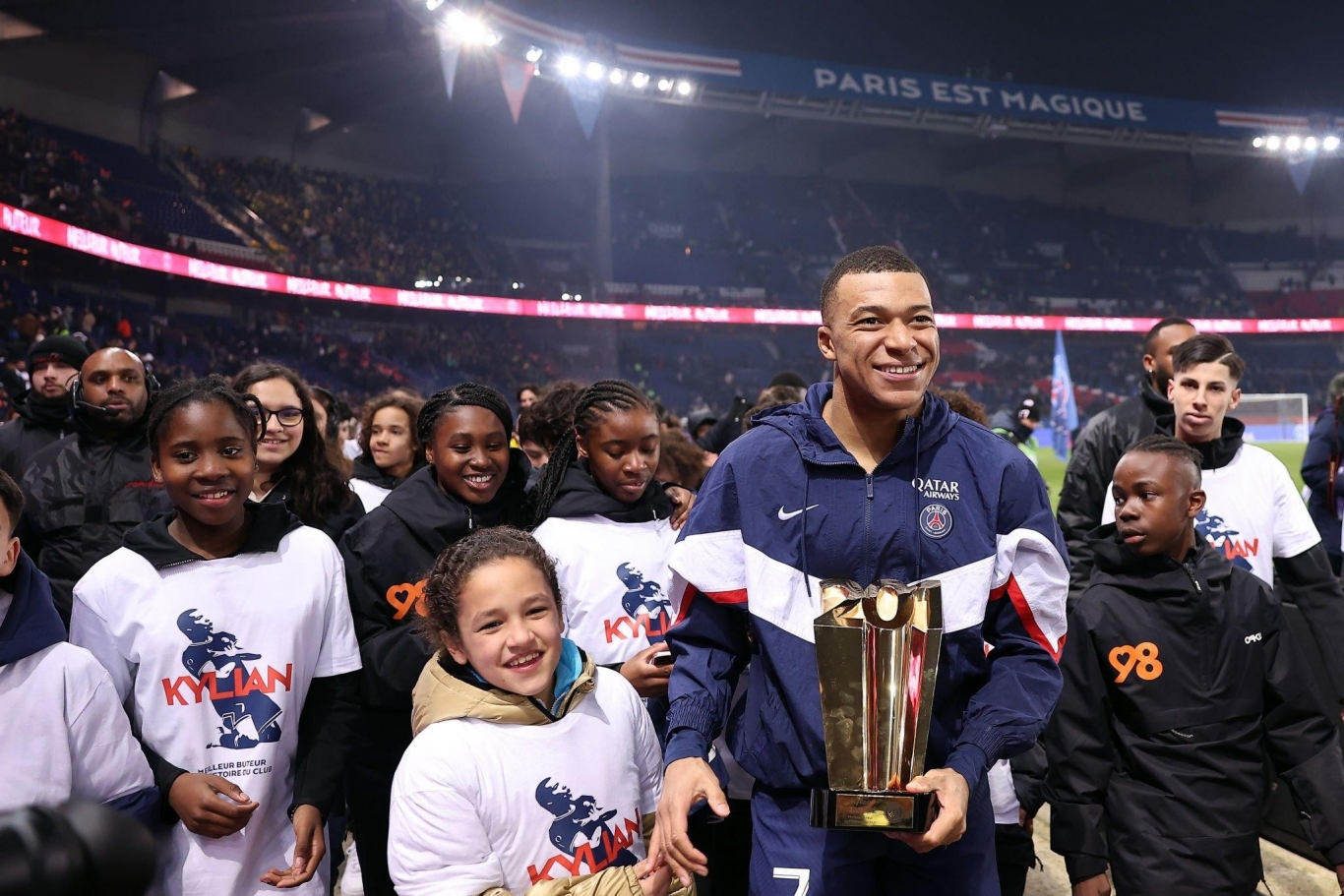 Mbappe có cử chỉ đốn tim triệu fan trong ngày PSG đăng quang Ligue 1