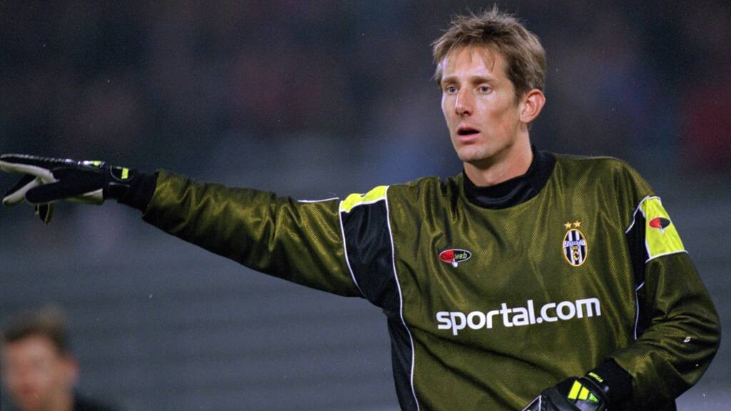 Sự nghiệp lẫy lừng của Van der Sar thể hiện qua những con số