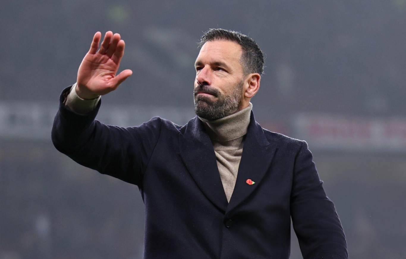 CHÍNH THỨC: HLV Van Nistelrooy rời Man Utd