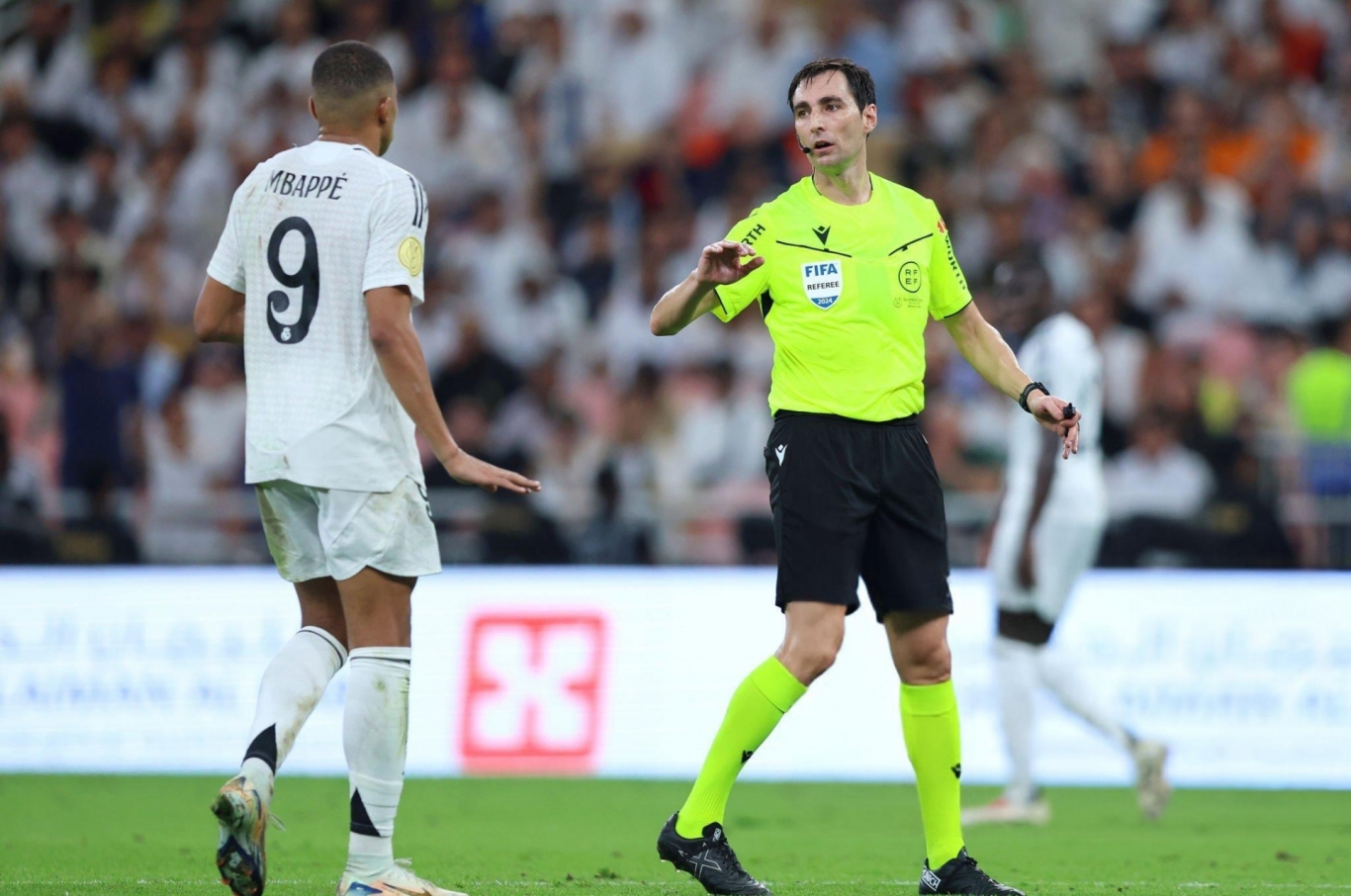 Trọng tài bắt trận El Clasico khóc vì bị Real Madrid gây áp lực