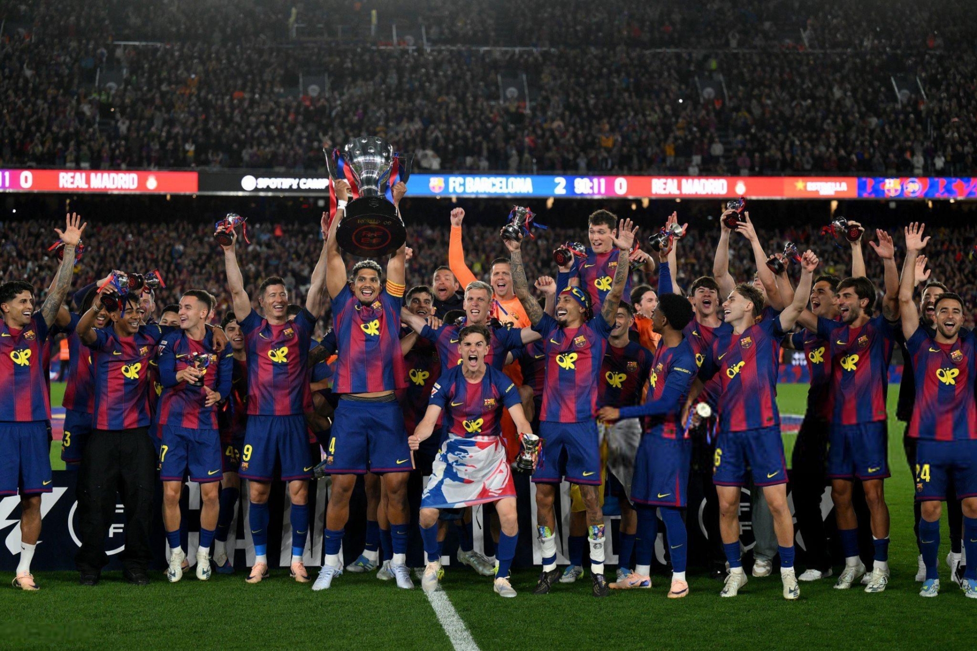 HLV Hansi Flick nói điều đặc biệt sau khi Barca quật ngã Real để vô địch