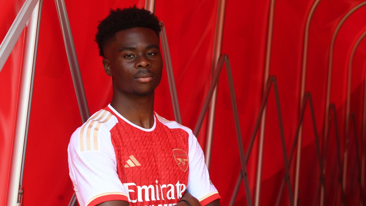 Arsenal ra mắt áo đấu: Lấy cúp vàng Ngoại hạng Anh