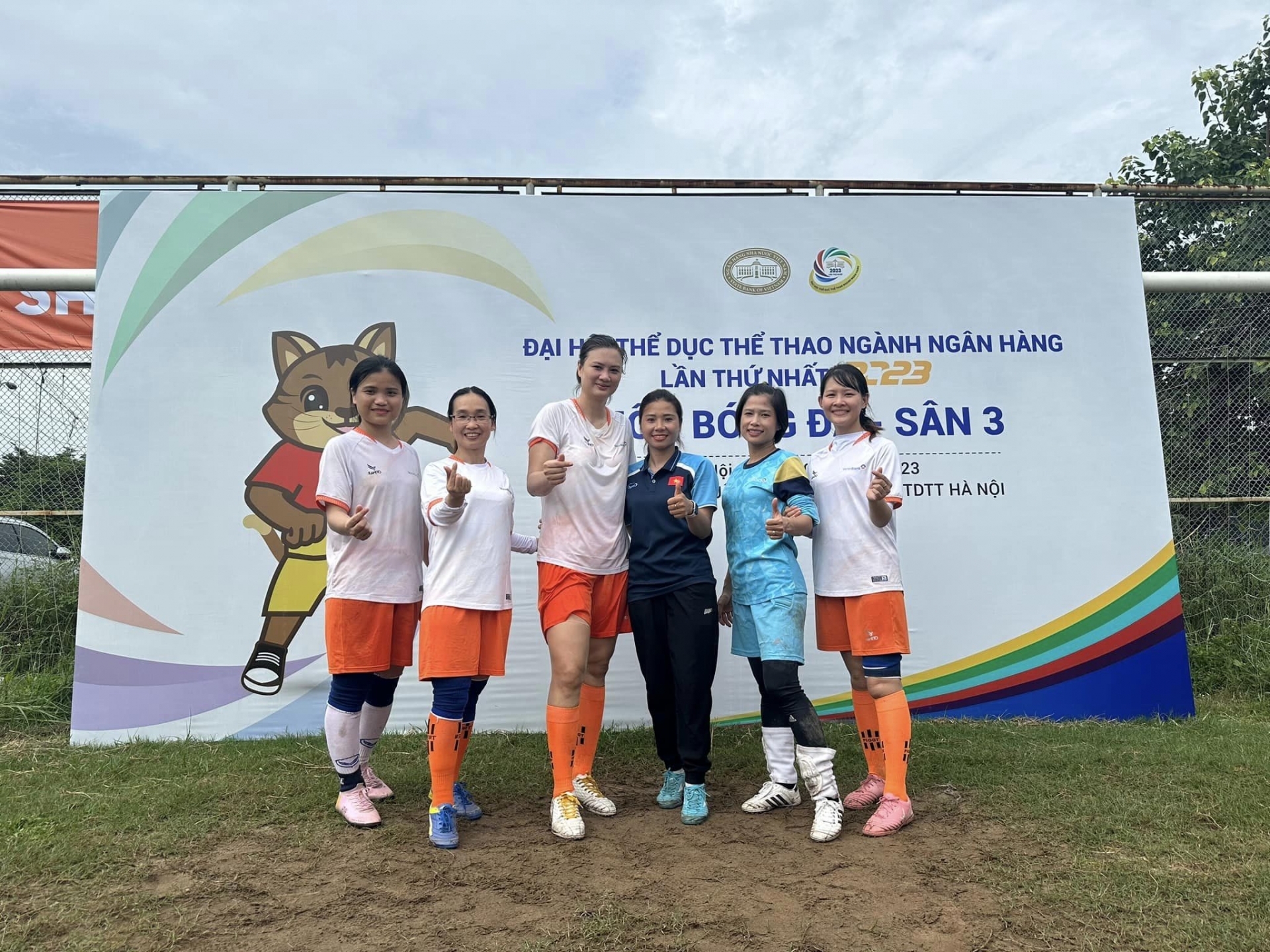 Chiều cao ấn tượng, ngọc nữ bóng chuyền Kim Huệ trổ tài đá phủi