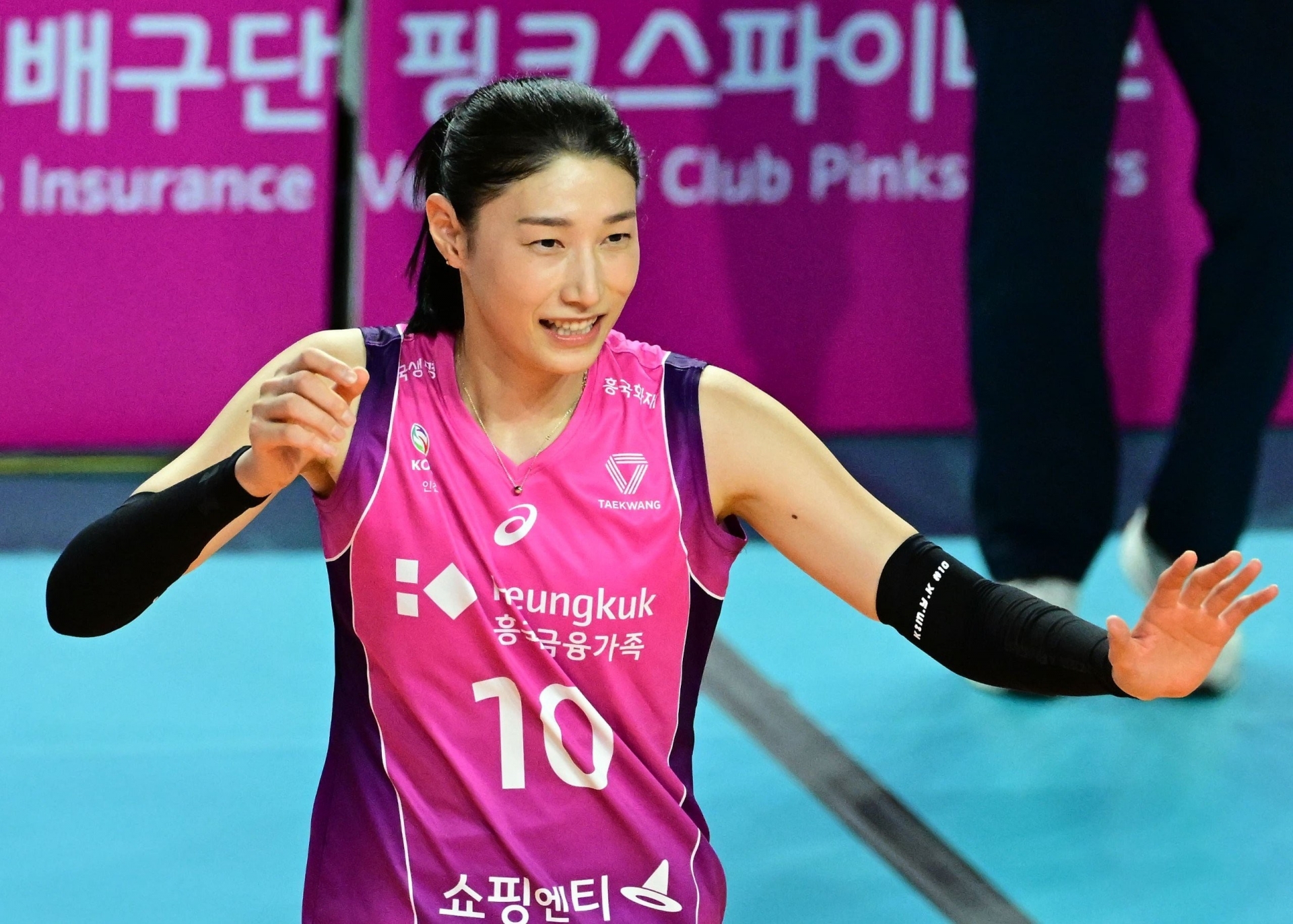 Tượng đài bóng chuyền Kim Yeon Koung ‘đốt cháy’ phòng vé tại giải VĐQG ...
