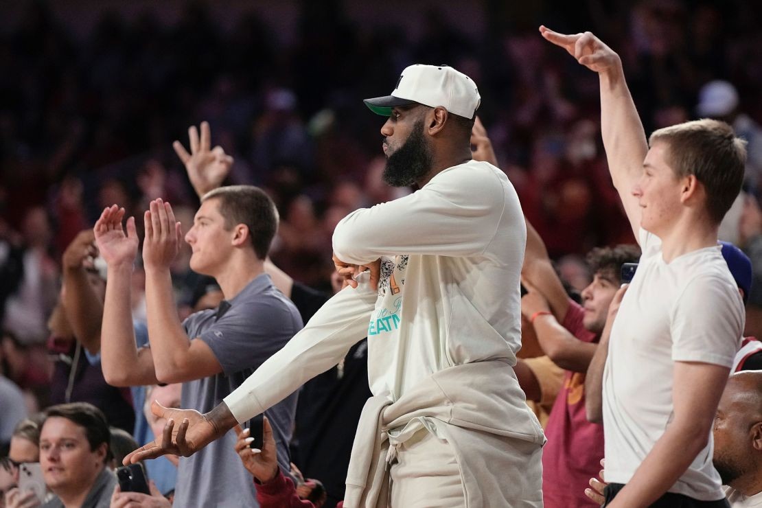Cậu cả nhà LeBron James chính thức ra mắt giải bóng rổ đại học hấp dẫn ...