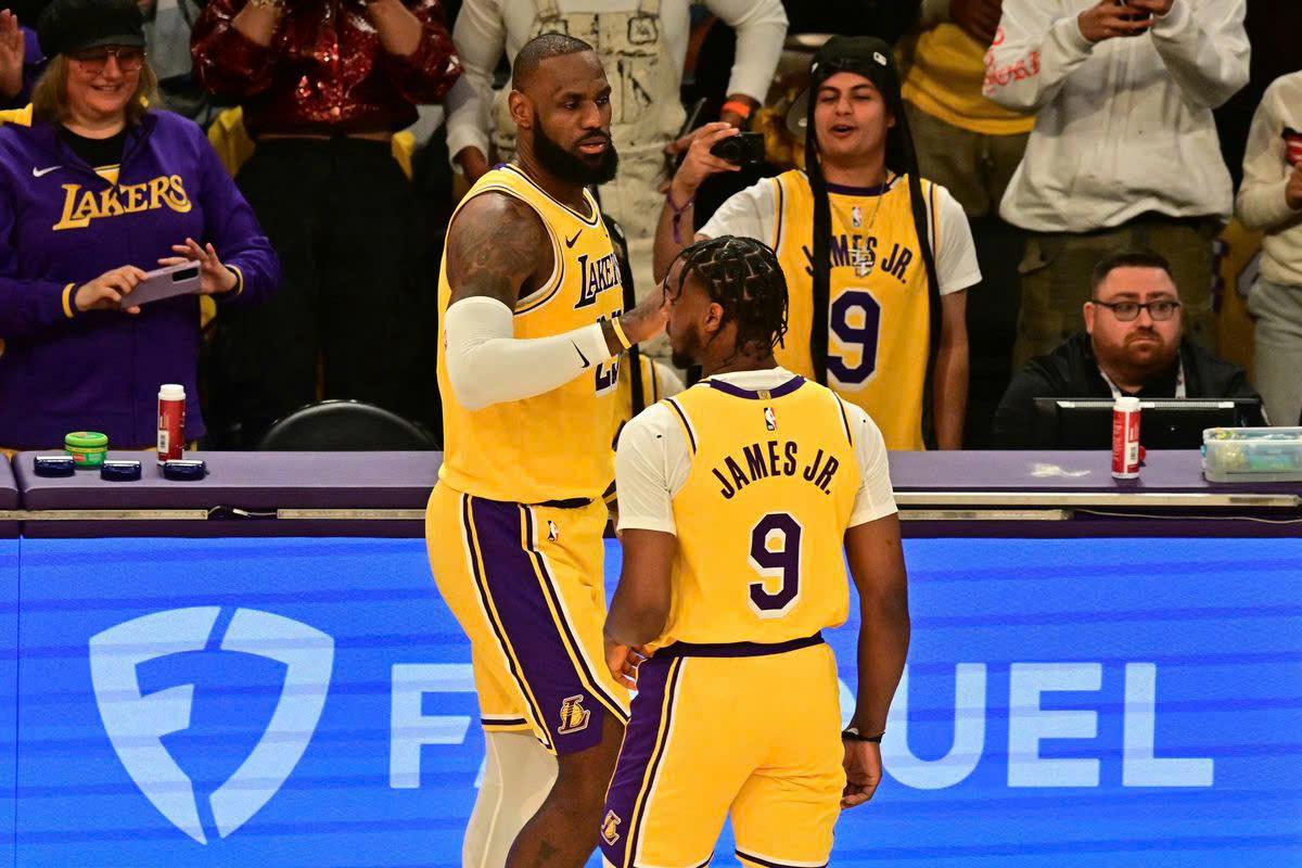 LeBron James và con trai tạo nên lịch sử 'có một không hai' tại NBA