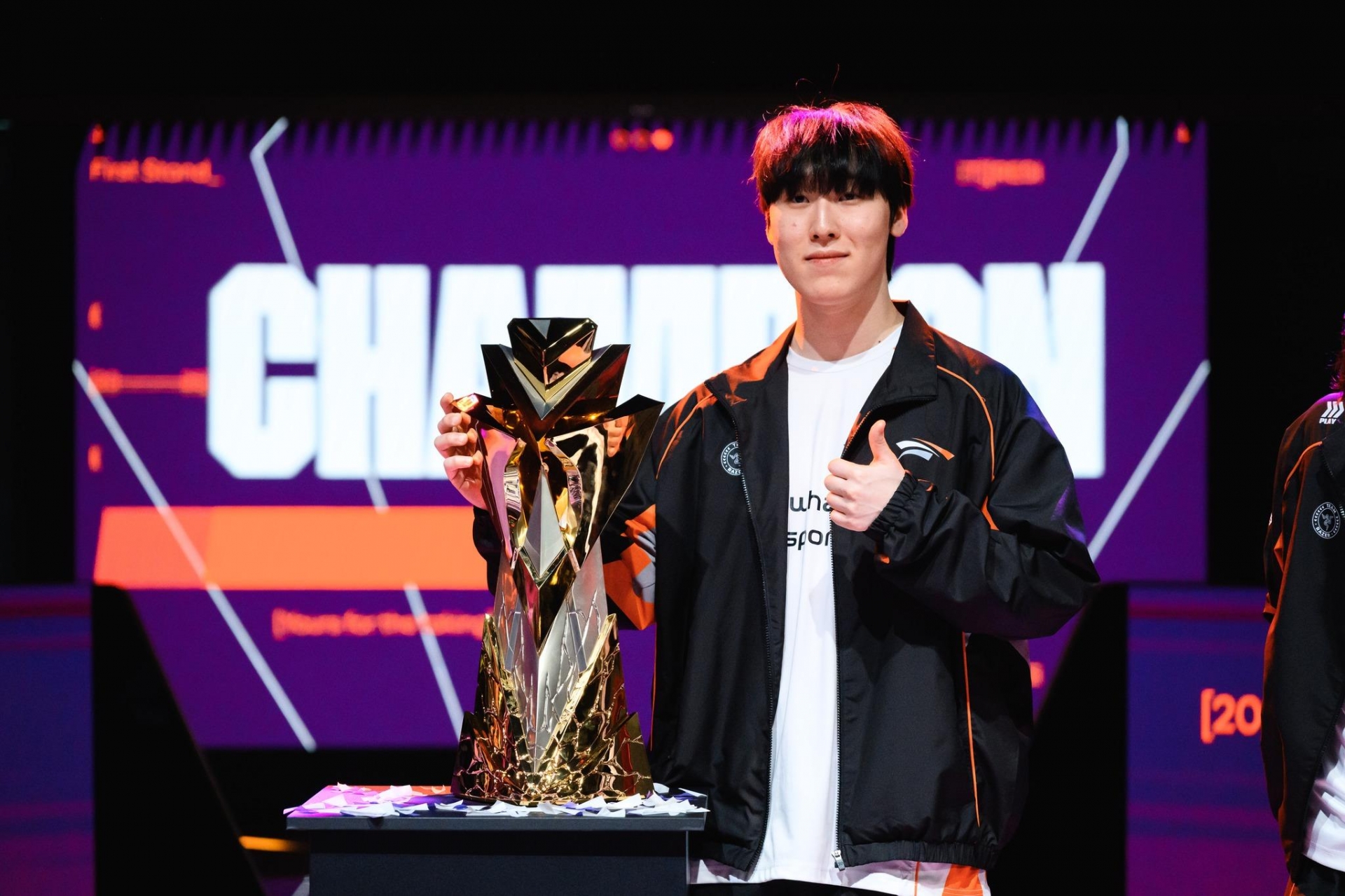 HLE Zeka: 'Không tự mãn sau chức vô địch'