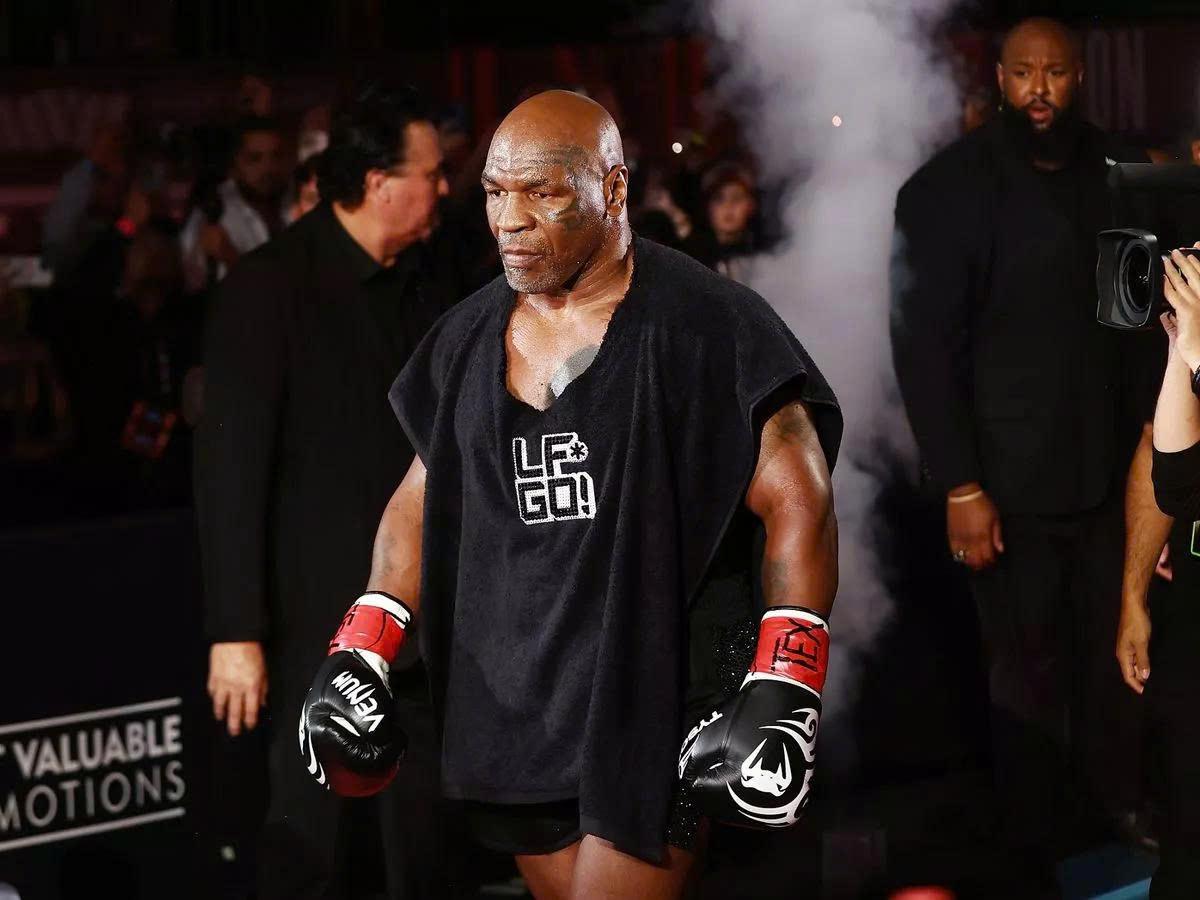 Mike Tyson tiết lộ lí do lên sàn ở tuổi 60