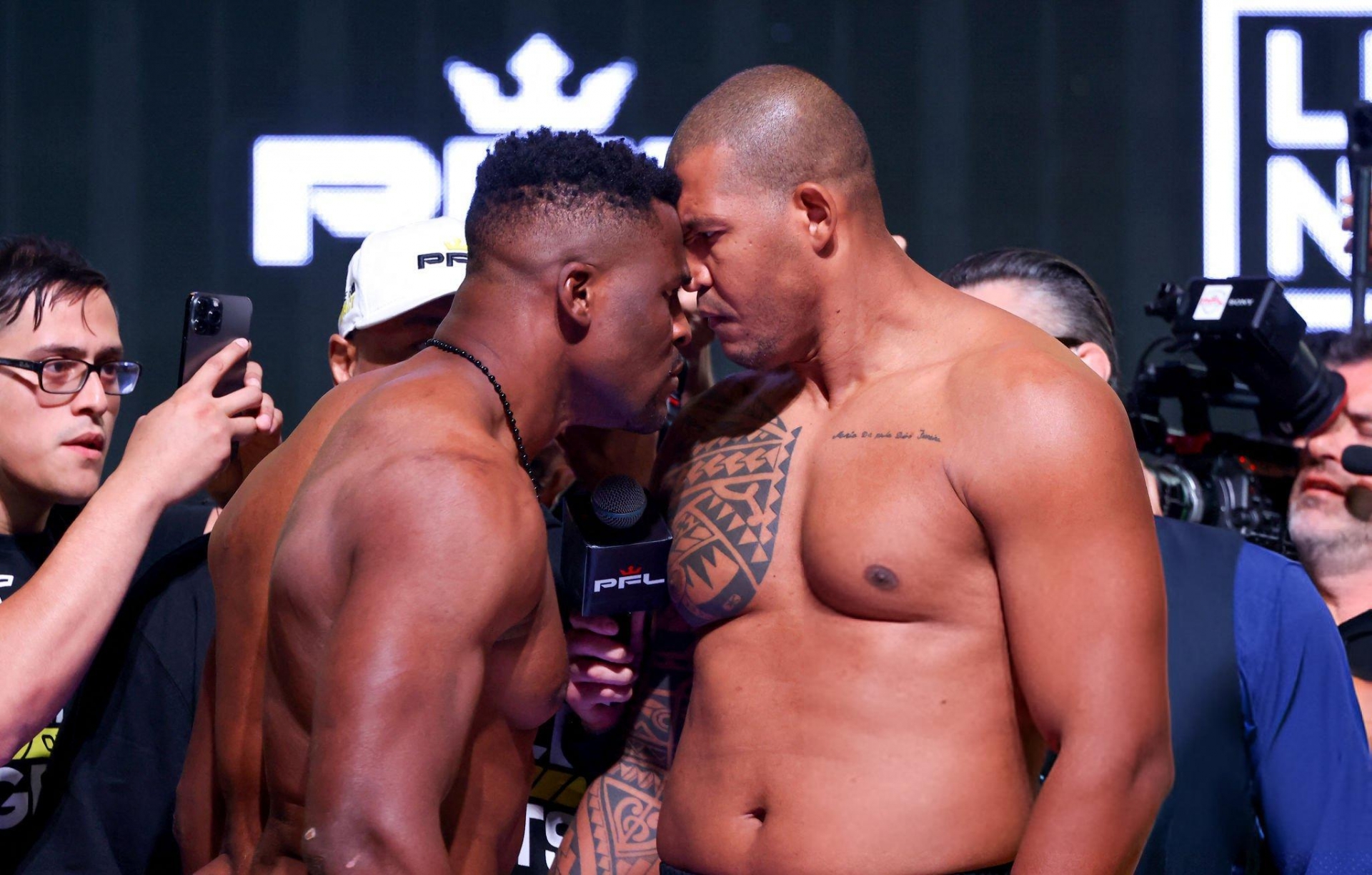Ngannou 'nhẹ kí' hơn Ferreira trước ngày trở lại sàn MMA