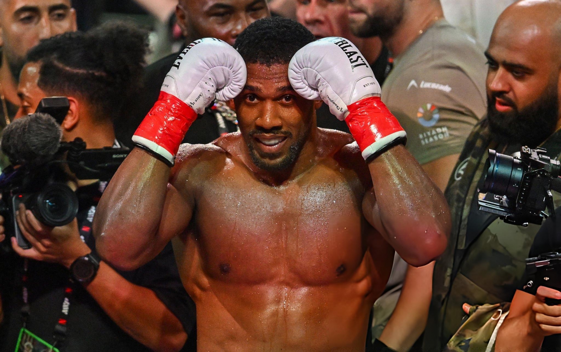 Anthony Joshua đấm 'sương sương' vẫn dễ dàng hạ knock-out Jake Paul